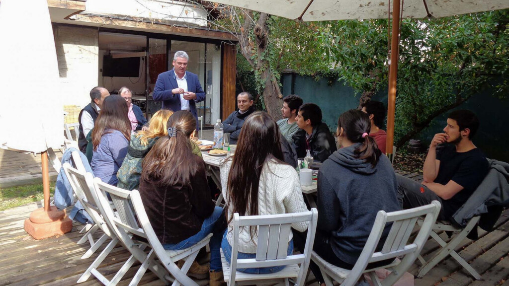 Luis Vidal recibe en sus oficinas de Santiago, Chile, a los estudiantes ...
